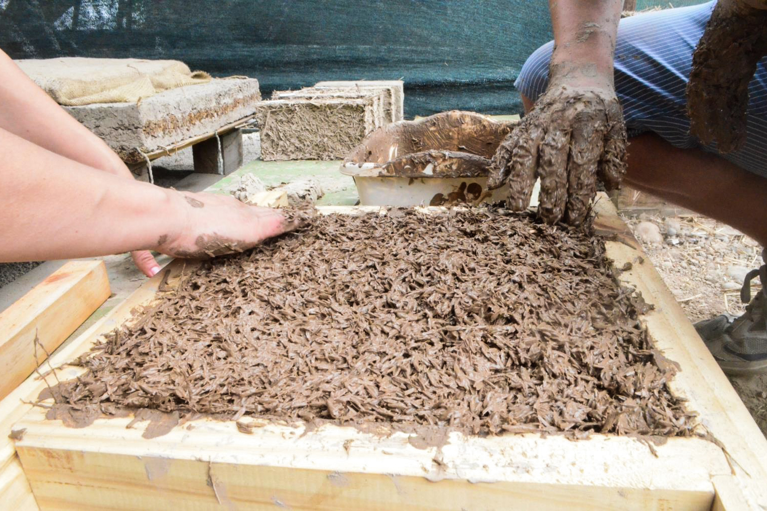 Sistema constructivo con estructura de madera y cerramiento de tierra ...