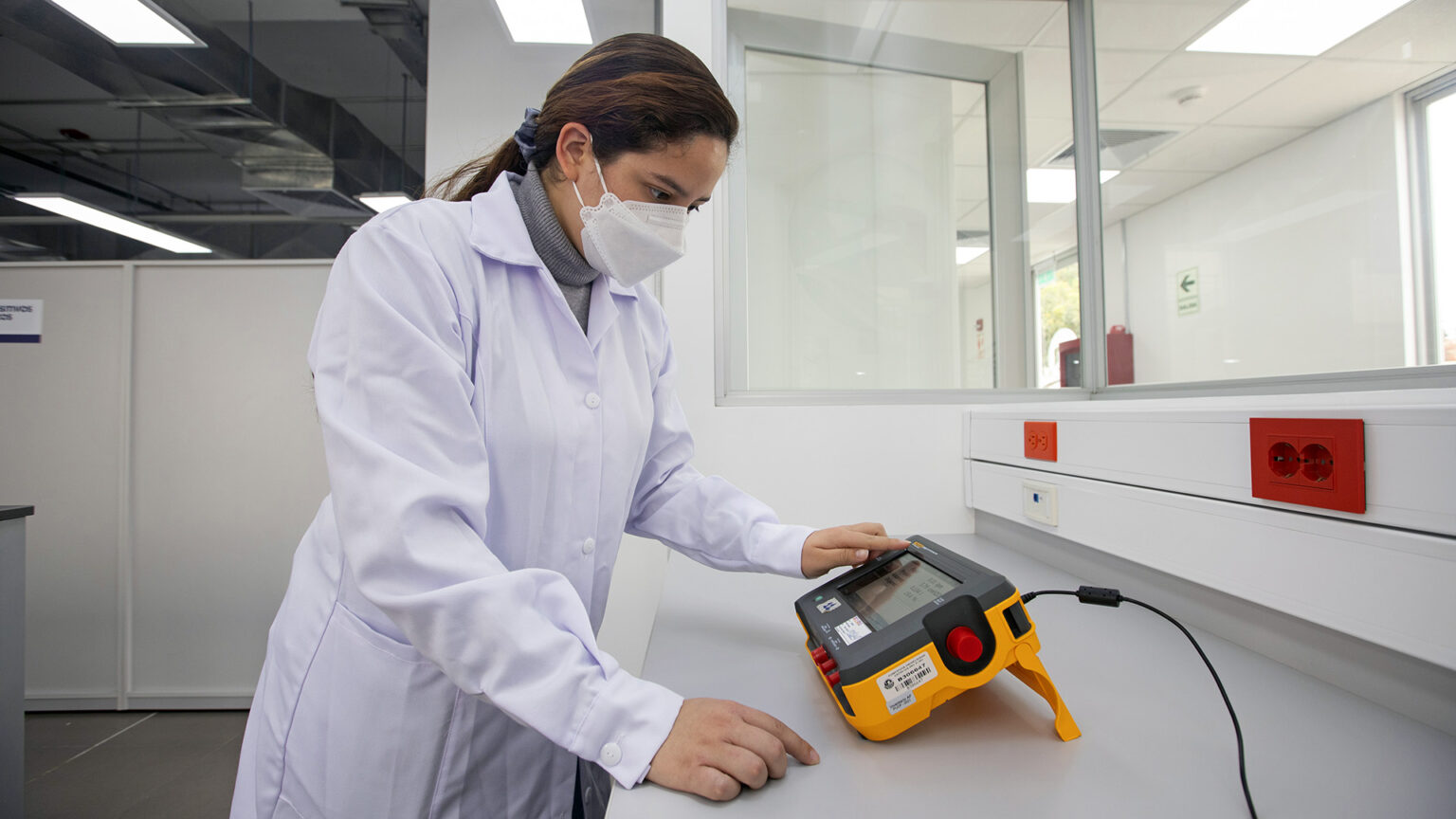 La PUCP tiene el primer laboratorio peruano que desarrollará equipos ...