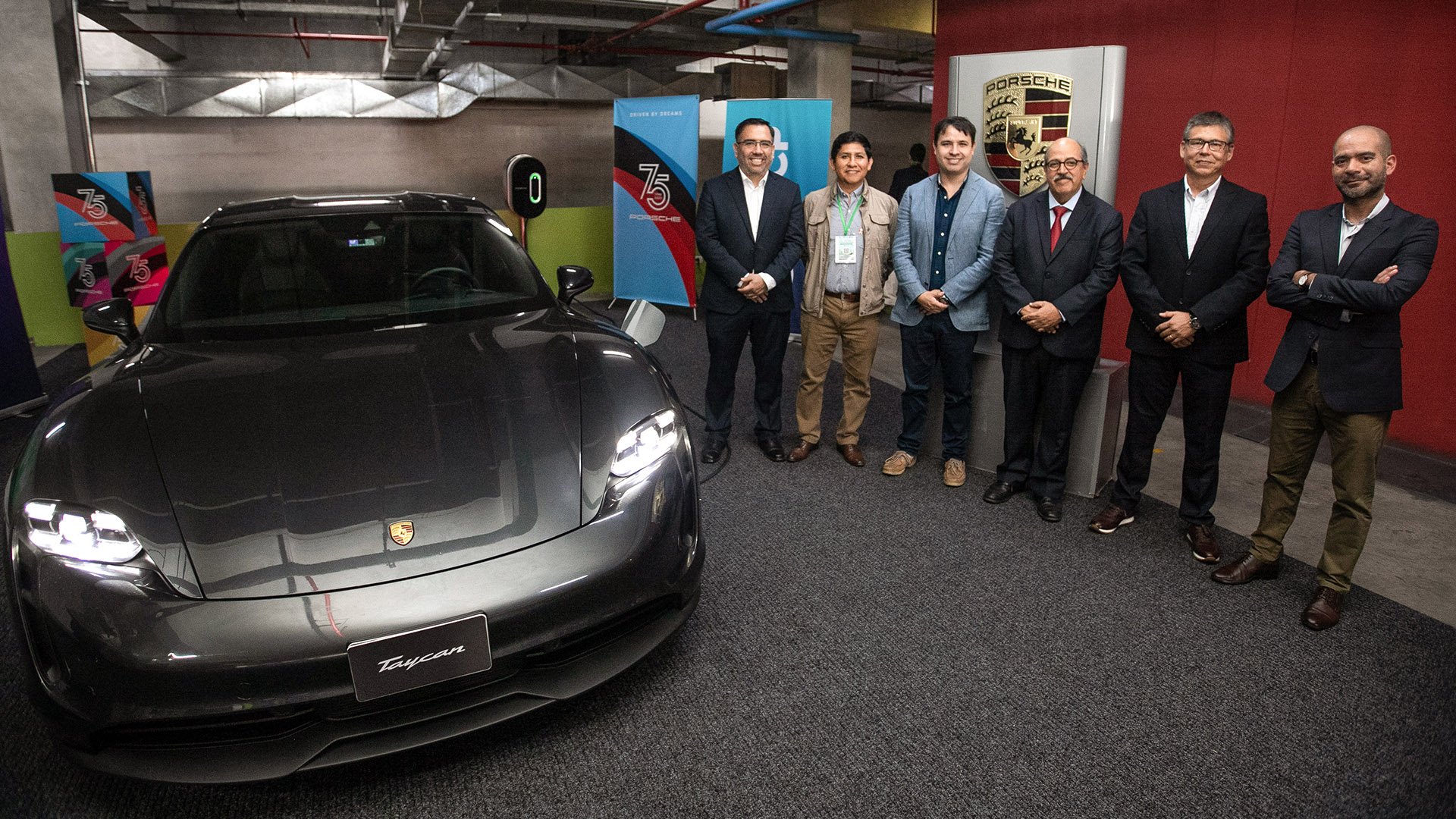 Porsche-PUCP: instalamos punto de carga de vehículos eléctricos