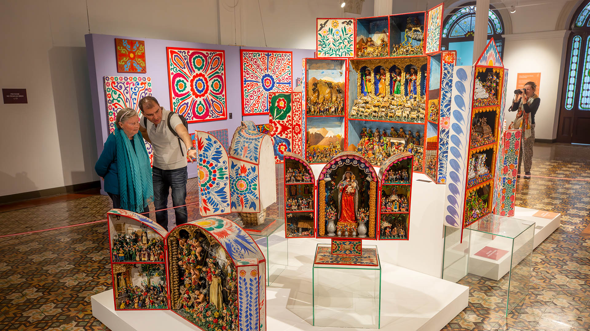 Explora la riqueza cultural del Perú en más de 70 retablos que se ...